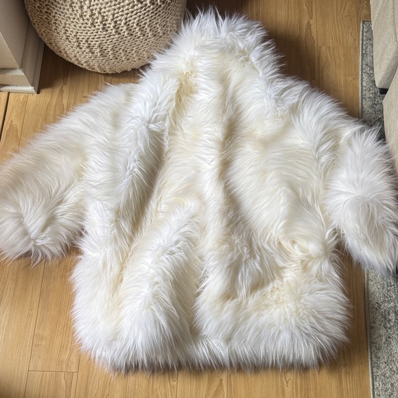 BB COUTURE | Jackets & Coats | Luxurious White Fluffy Coat | Poshmark